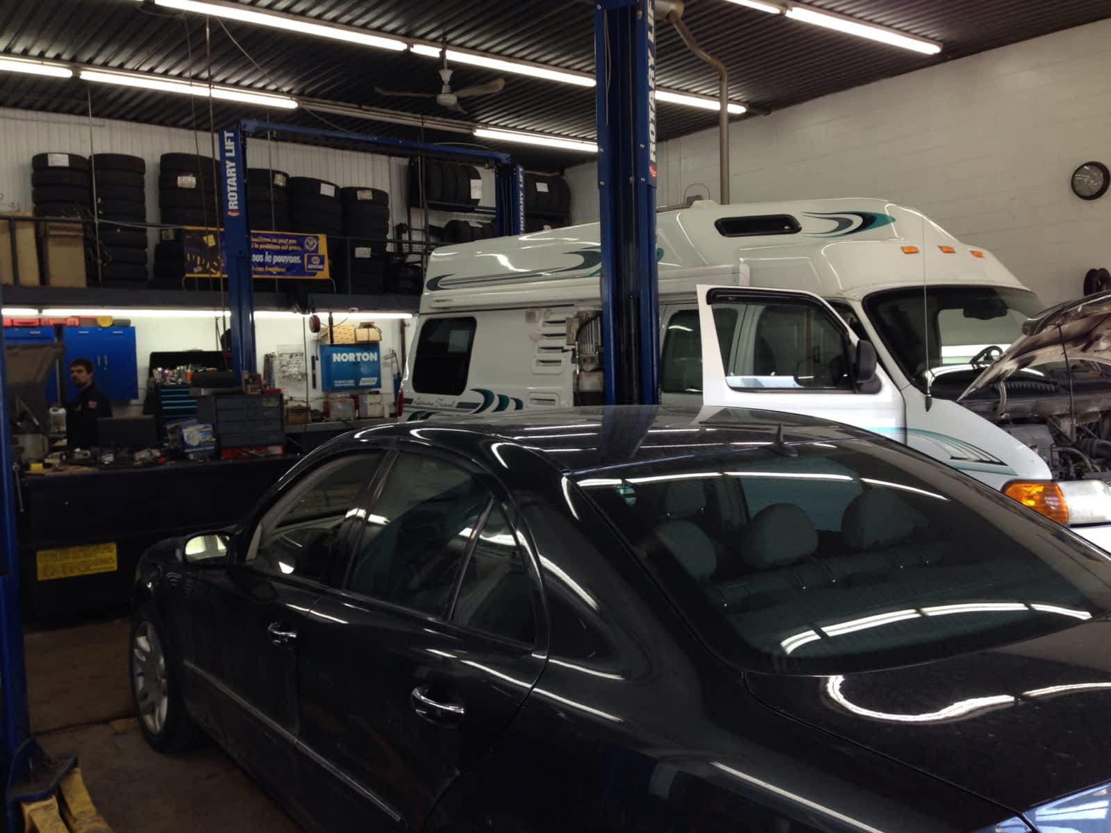 Garage Maurice Hamel – Yellow Books